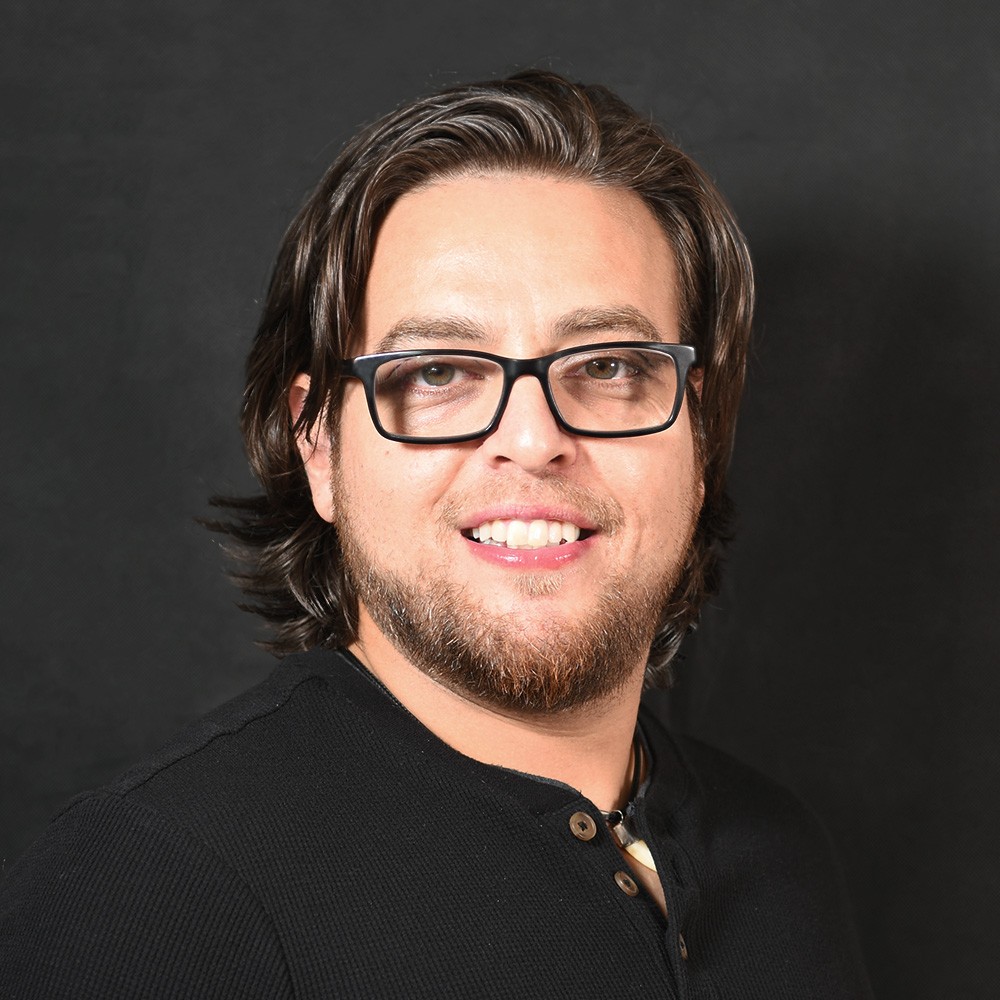 Esmat Akhgar | Graphic Designer and Photographer